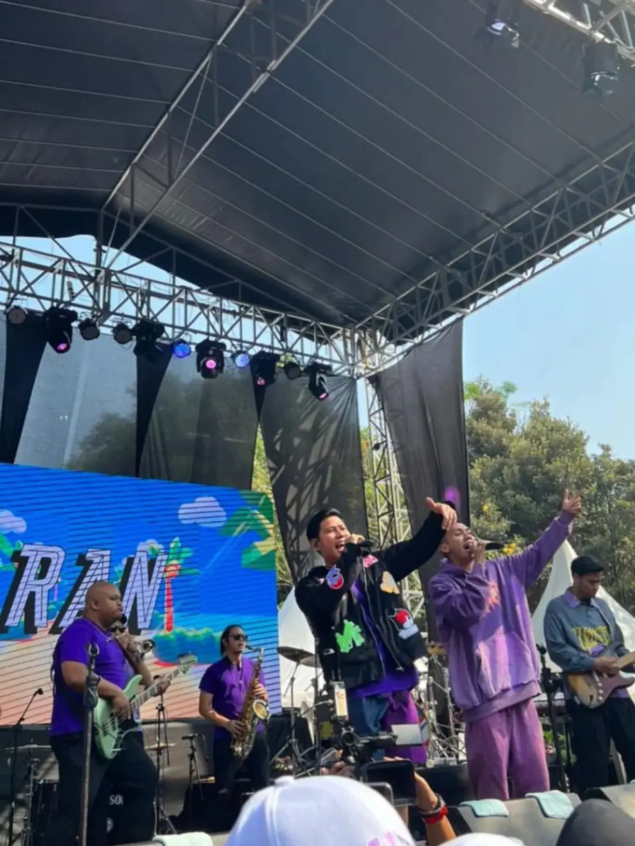 6 Potret RAN Manggung di Senayan Pakai Outfit Ungu, Nyanyi Pandangan ...