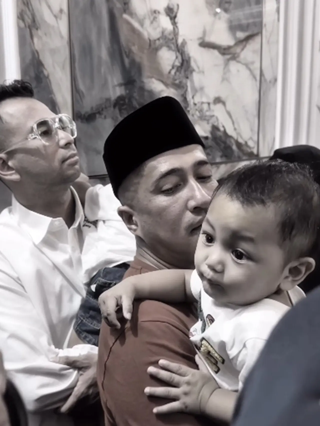 ⁠Potret Haru Bayi Kembar Mpok Alpa Digendong Raffi Ahmad dan Irfan Hakim di Rumah Duka, Anak ...