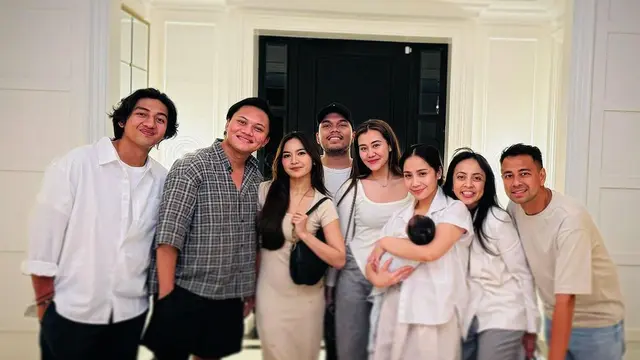 6 Momen Artis Jenguk Bayi Lily Anak Angkat Raffi Ahmad, Ada Pasangan Muda - Hot Liputan6.com