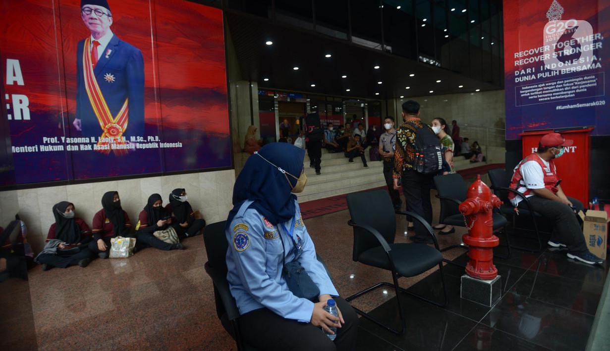 Gedung Kebakaran, Pegawai Kemenkumham Panik Berhamburan Keluar - Foto ...