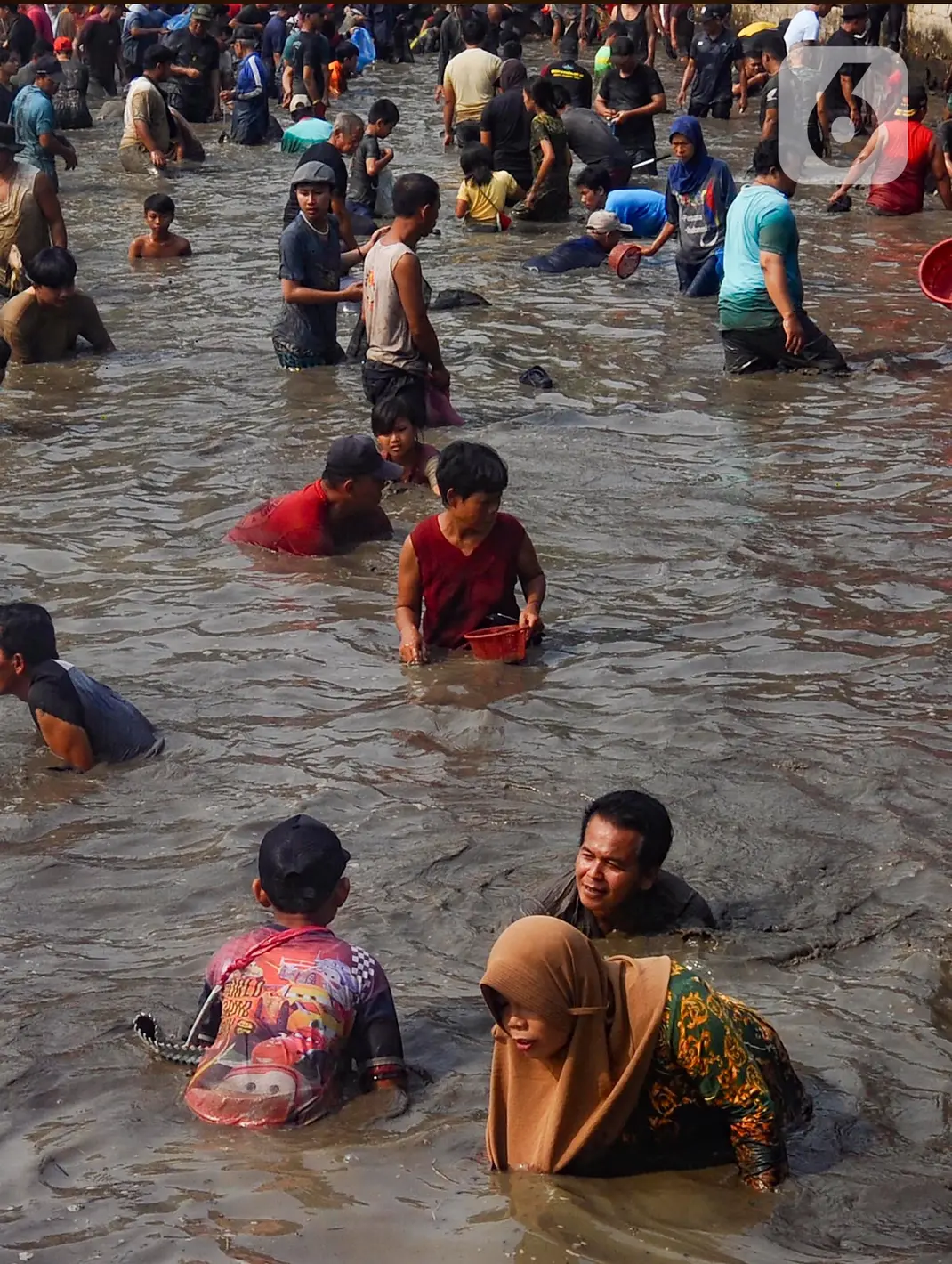 Menjaga Tradisi Ngubek Empang di Depok - Foto Liputan6.com