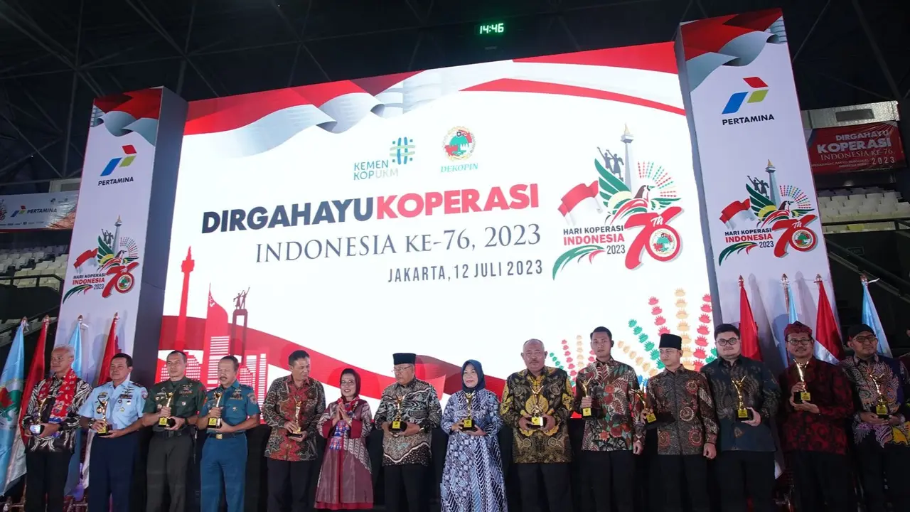 Bupati Kediri Mas Dhito Terima Penghargaan Pembina Koperasi Andalan dari Dekopin - News Liputan6.com
