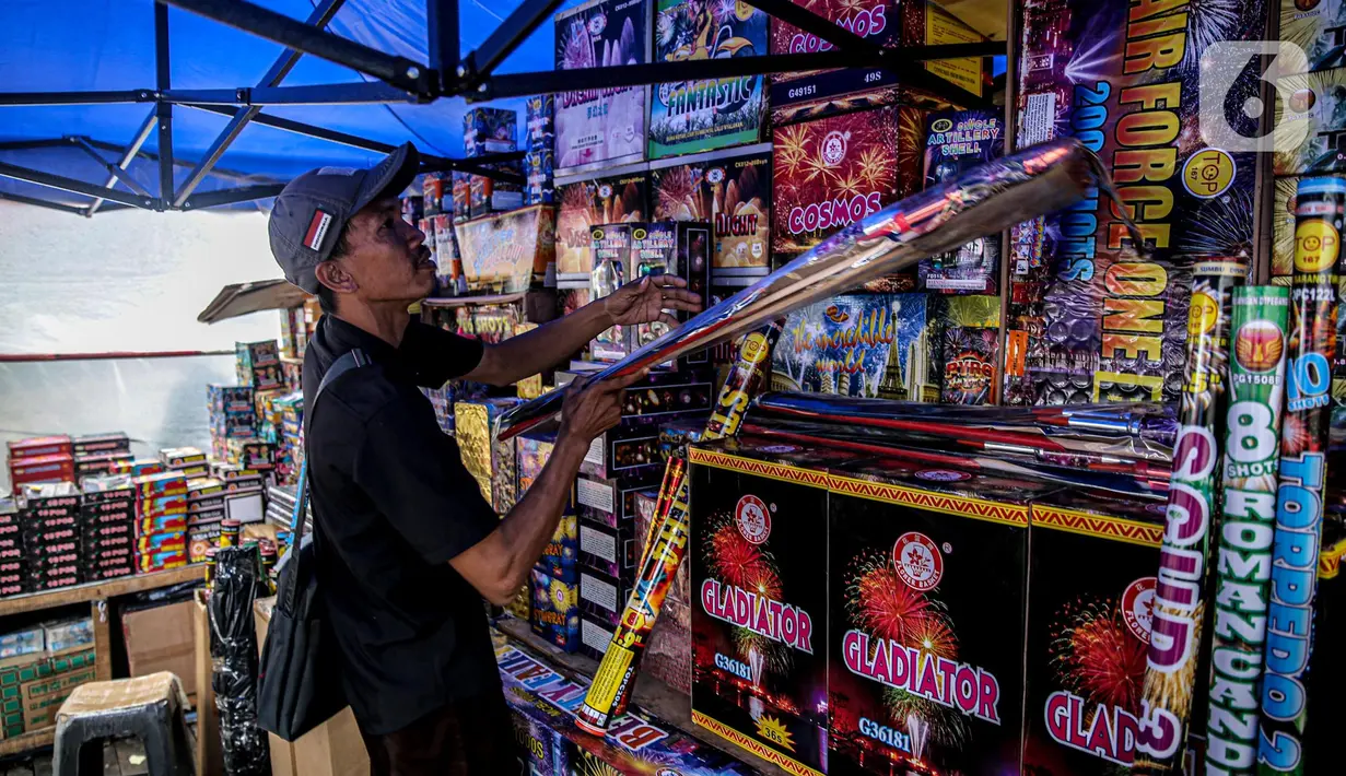 Jelang Tahun Baru, Pedagang Kembang Api Musiman Penuhi Pasar Asemka ...