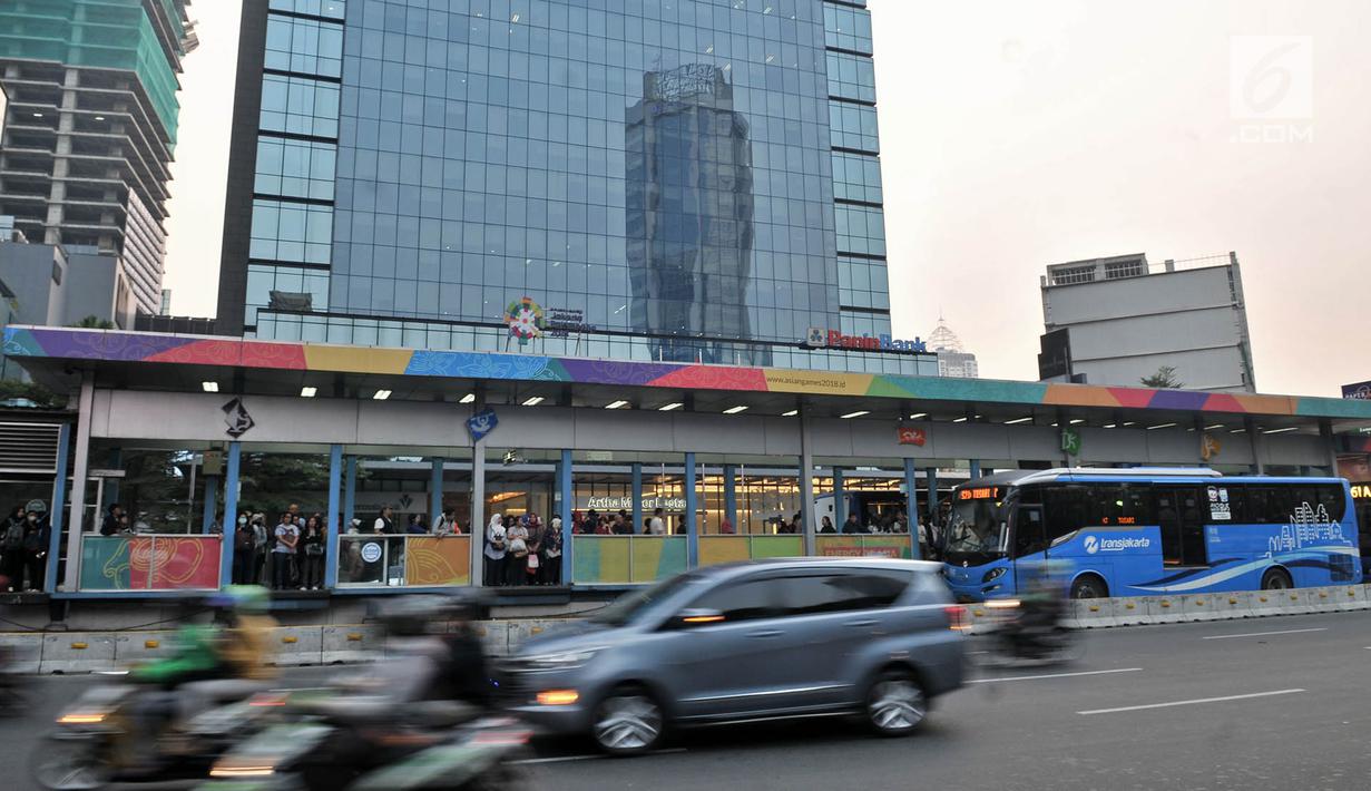 FOTO: Jumlah Penumpang Transjakarta Meningkat 10 Persen - Foto Liputan6.com