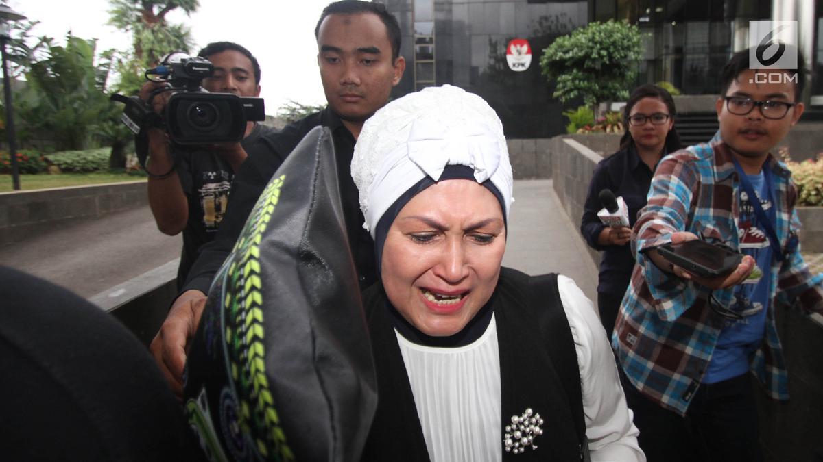 FOTO: Tangis Ibu Zumi Zola Usai Diperiksa KPK - Foto Liputan6.com