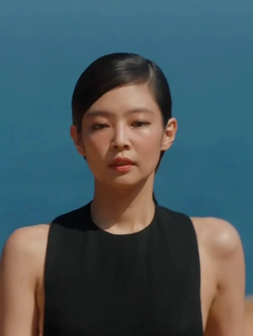 6 Potret Jennie BLACKPINK Melenggang Debut Catwalk di Runway Tutup Show Jacquemus "La Casa ...