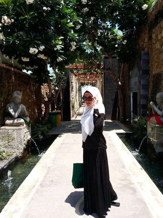 6 Potret Terbaru Devi Permatasari, Awet Muda di Usia 46 Tahun - Hot ...