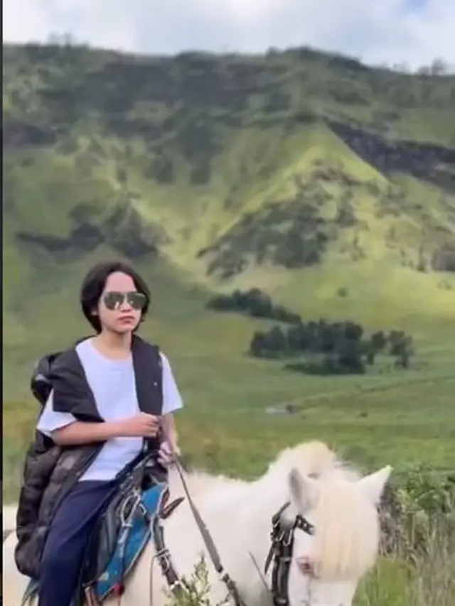 7 Momen Bunga Citra Lestari Liburan di Bromo, Berkuda Bareng Noah ...