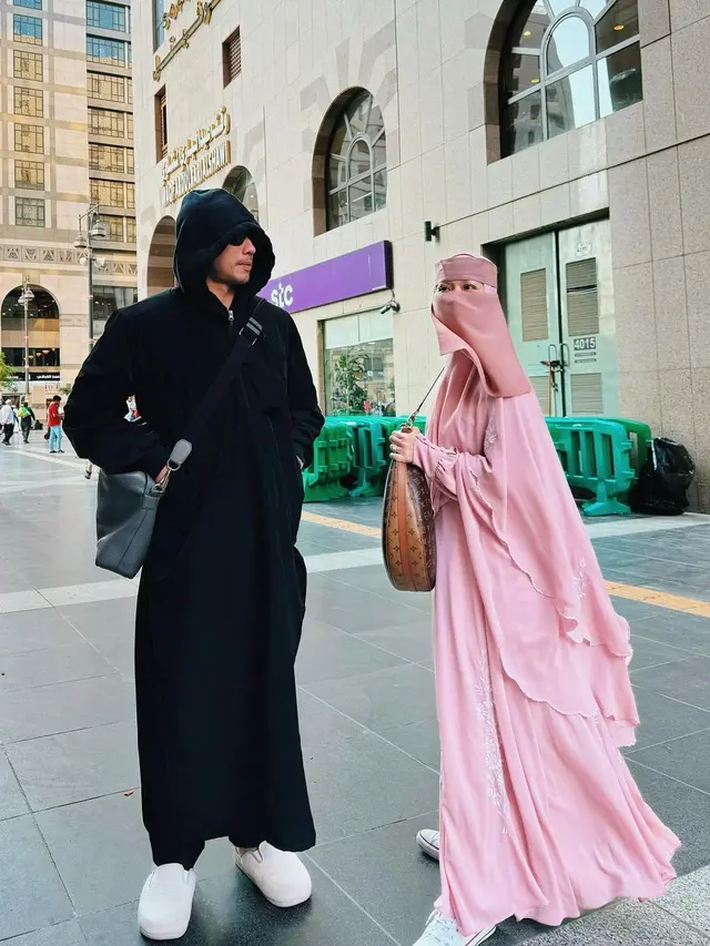 6 Potret BCL Pakai Cadar di Madinah, Umrah Pertama Bareng Tiko Aryawardhana dan Lihat Langsung ...