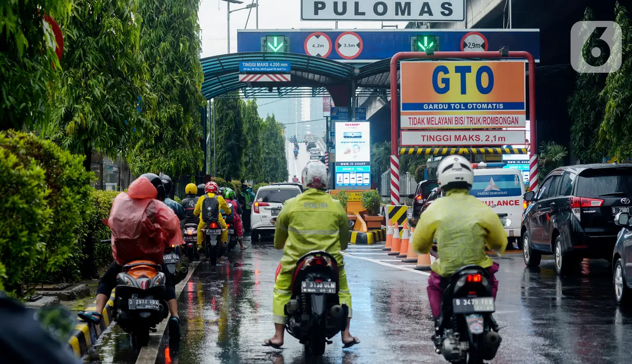 FOTO: Hindari Banjir, Pengendara Sepeda Motor Masuk Tol Pulomas - Foto ...