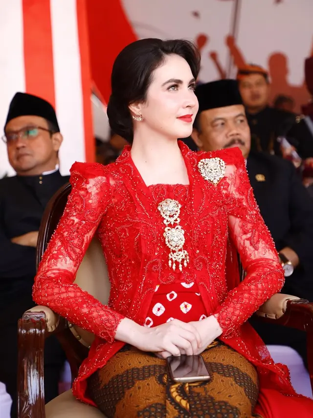 Potret Cantik Arumi Bachsin dalam Balutan Kebaya Merah, Bangga dengan Warisan Budaya - Hot ...