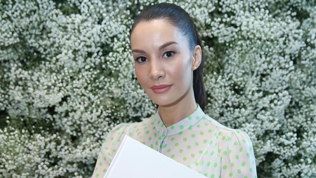 Menguak Ragam Sisi Kehidupan Nadya Hutagalung Lewat Buku Walk with Me