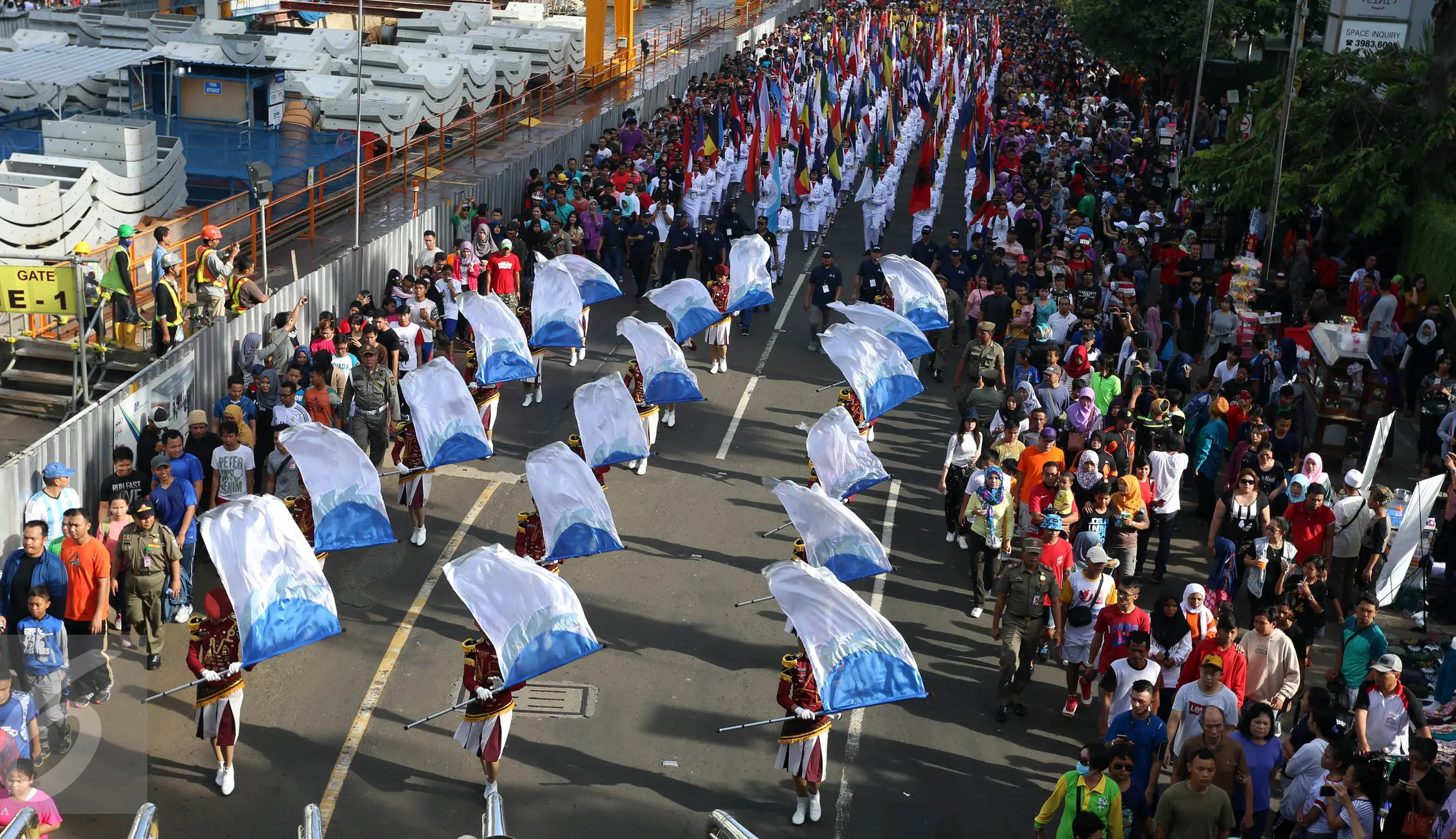 Parade 190 Bendera Negara Diarak dari Monas ke Bundaran HI - Foto ...