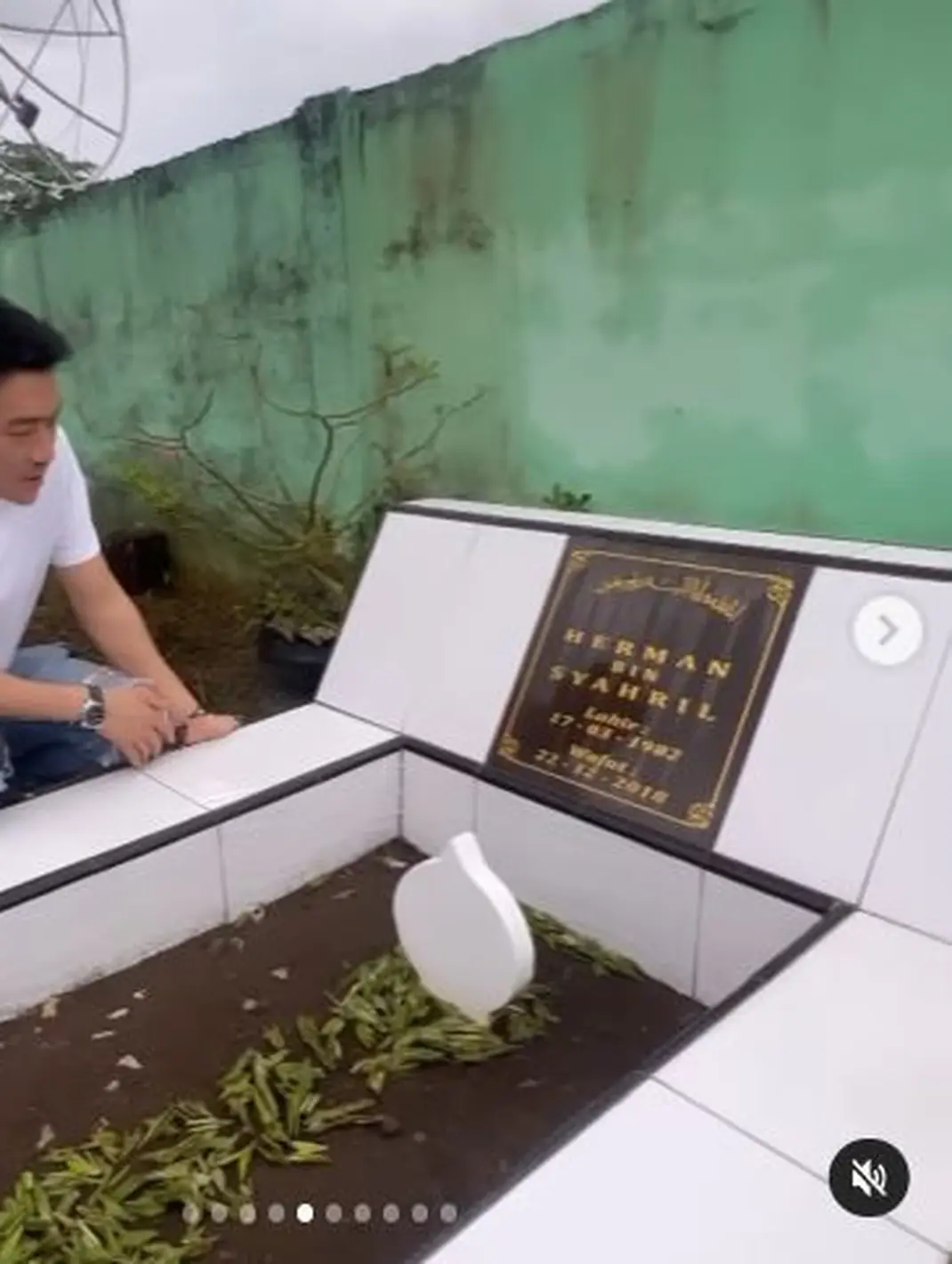 Ifan Seventeen Bersama Istri Berziarah ke Makam Herman Sikumbang di ...