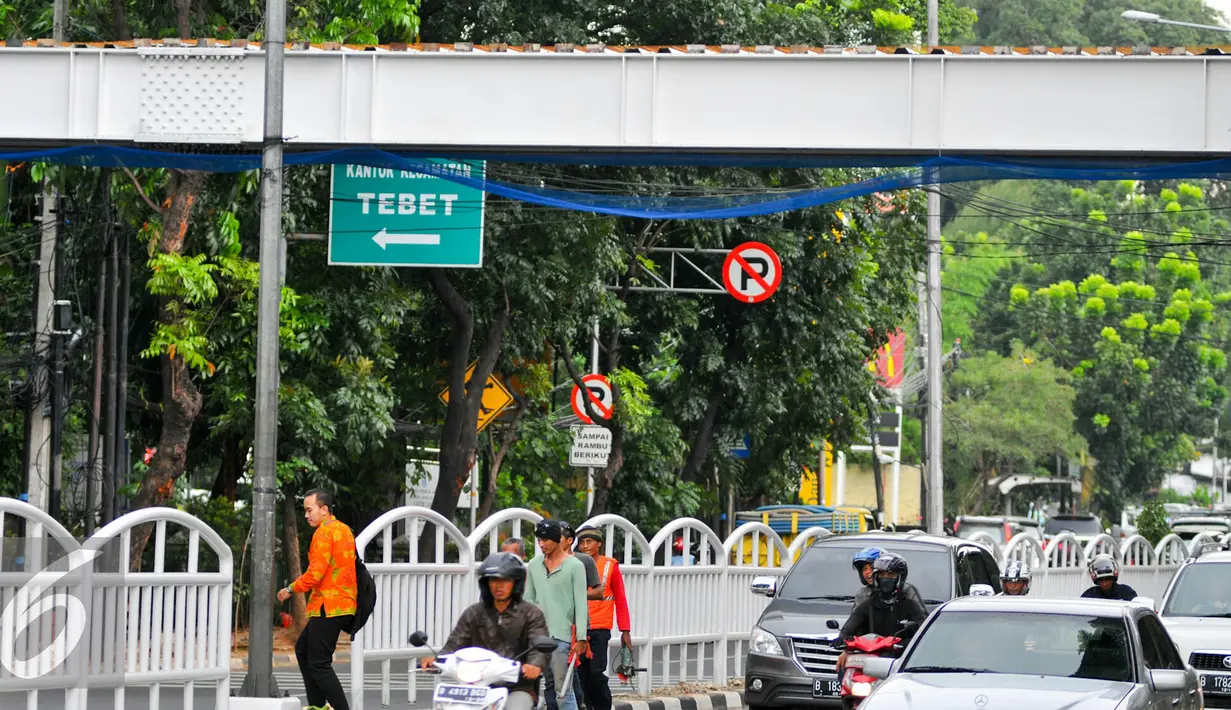 Pembangunan JPO Tebet Terus Dikerjakan - Foto Liputan6.com