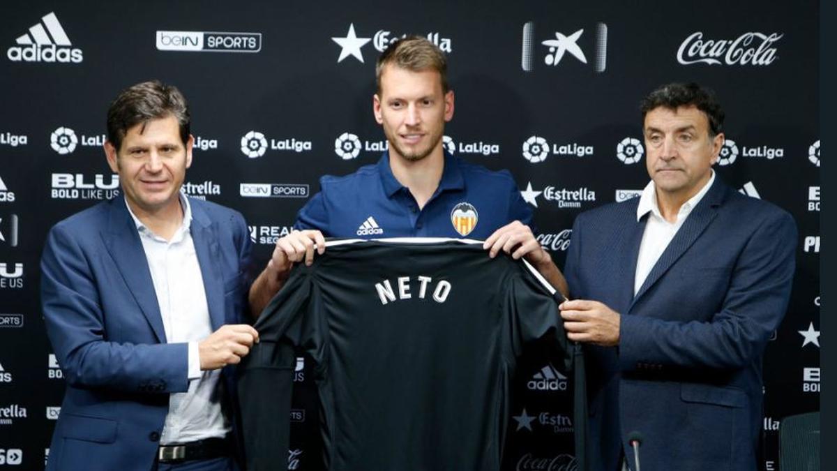 Barcelona Resmi Boyong Neto dari Valencia - Bola Liputan6.com