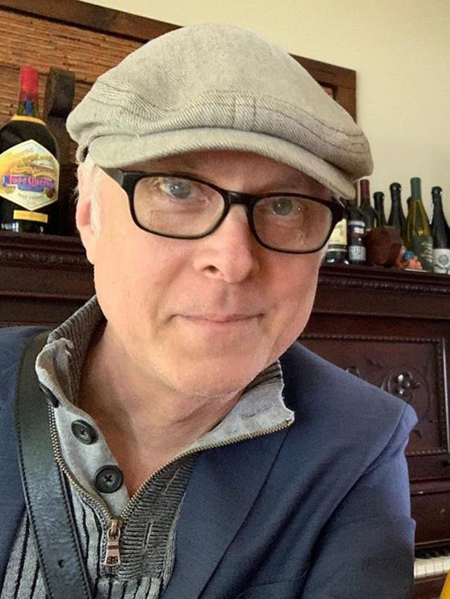 Drumer Kawakan Bill Rieflin Meninggal Dunia di Usia 59 Tahun - ShowBiz ...