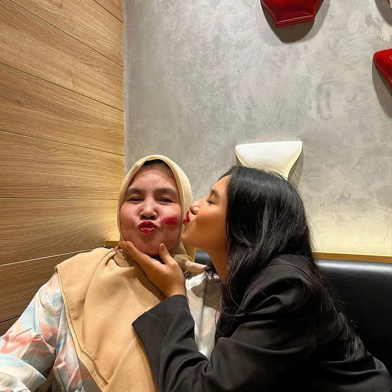 6 Potret Shenina Cinnamon Bareng Ayah Ibu, Cium Angga Yunanda di Depan ...