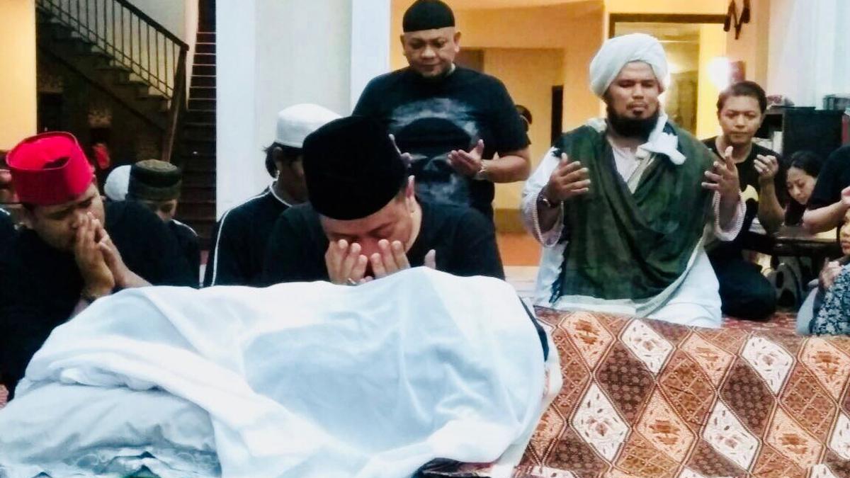 Bersimpuh di Depan Jenazah Sang Istri, Begini Kondisi Opick ...