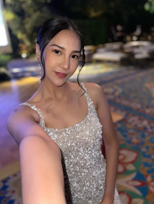 Penampilan Anya Geraldine Pakai Gaun Putih, Makin Menawan - Foto Liputan6.com