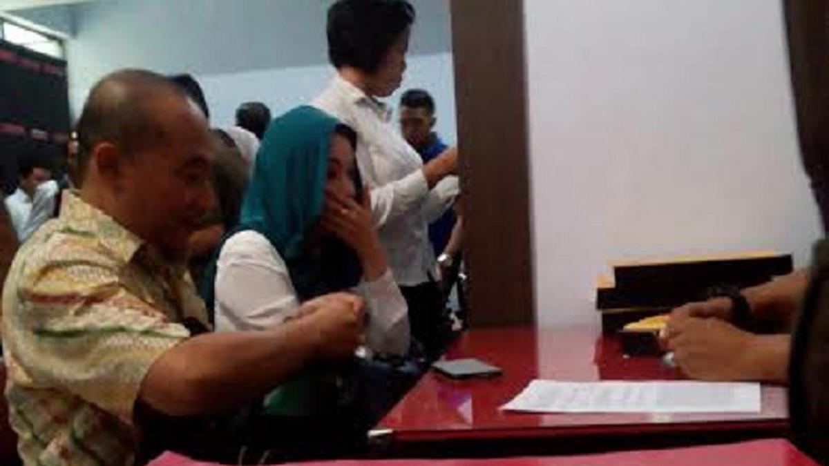 Beda dengan Samad, Feriyani Lim Naik Sedan Saat Pelimpahan Berkas ...