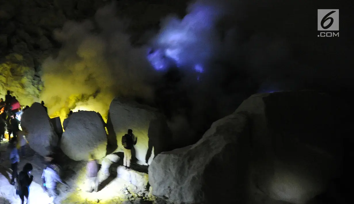 FOTO: Fenomena Alam Blue Fire Jadi Daya Tarik Wisatawan - Foto Liputan6.com