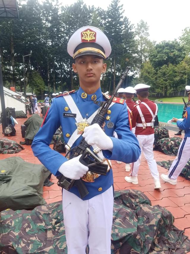 6 Potret Dhofin Anak Ibnu Jamil Wisuda Prajurit Taruna Akmil, Penuh Bangga