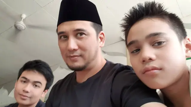 Kembar Beranjak Dewasa, Ini 7 Potret Keanu dan Omar Putra Tengku ...