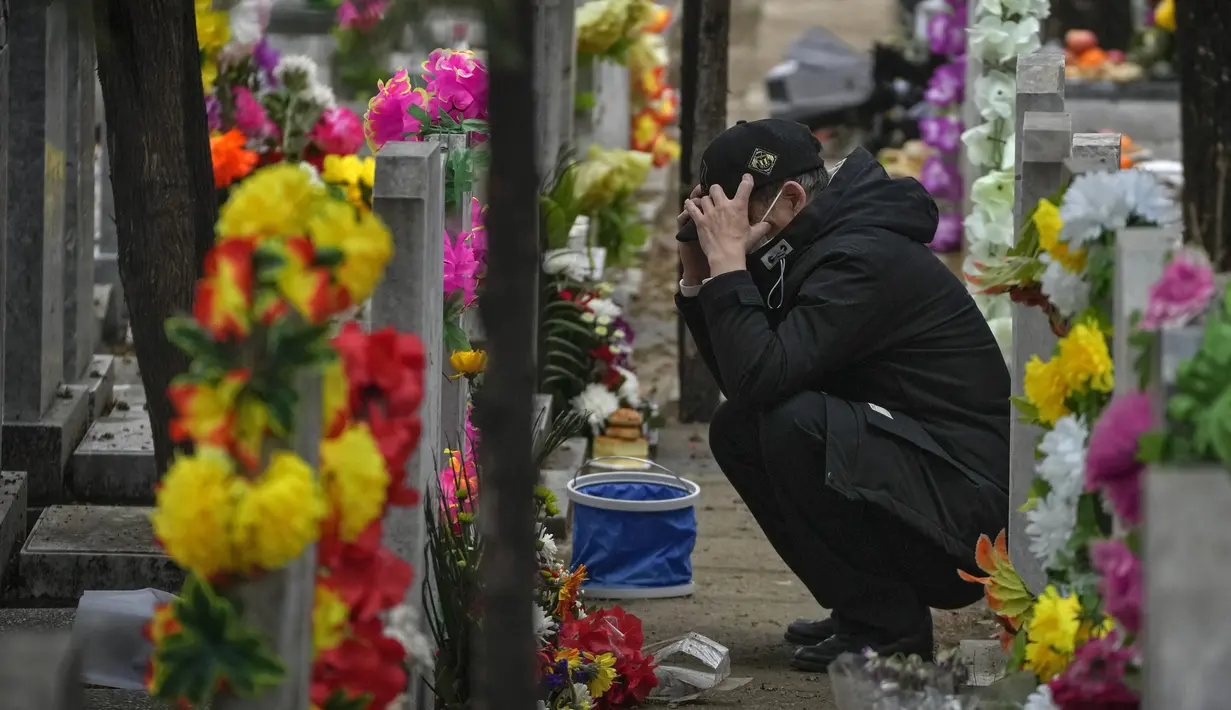 Warga China Ramai-Ramai Kunjungi Makam Leluhur Selama Festival Qingming ...