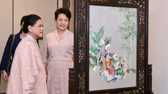 Dandanan Iriana Jokowi Bersama Istri Presiden China, Peng Liyuan Saat ...