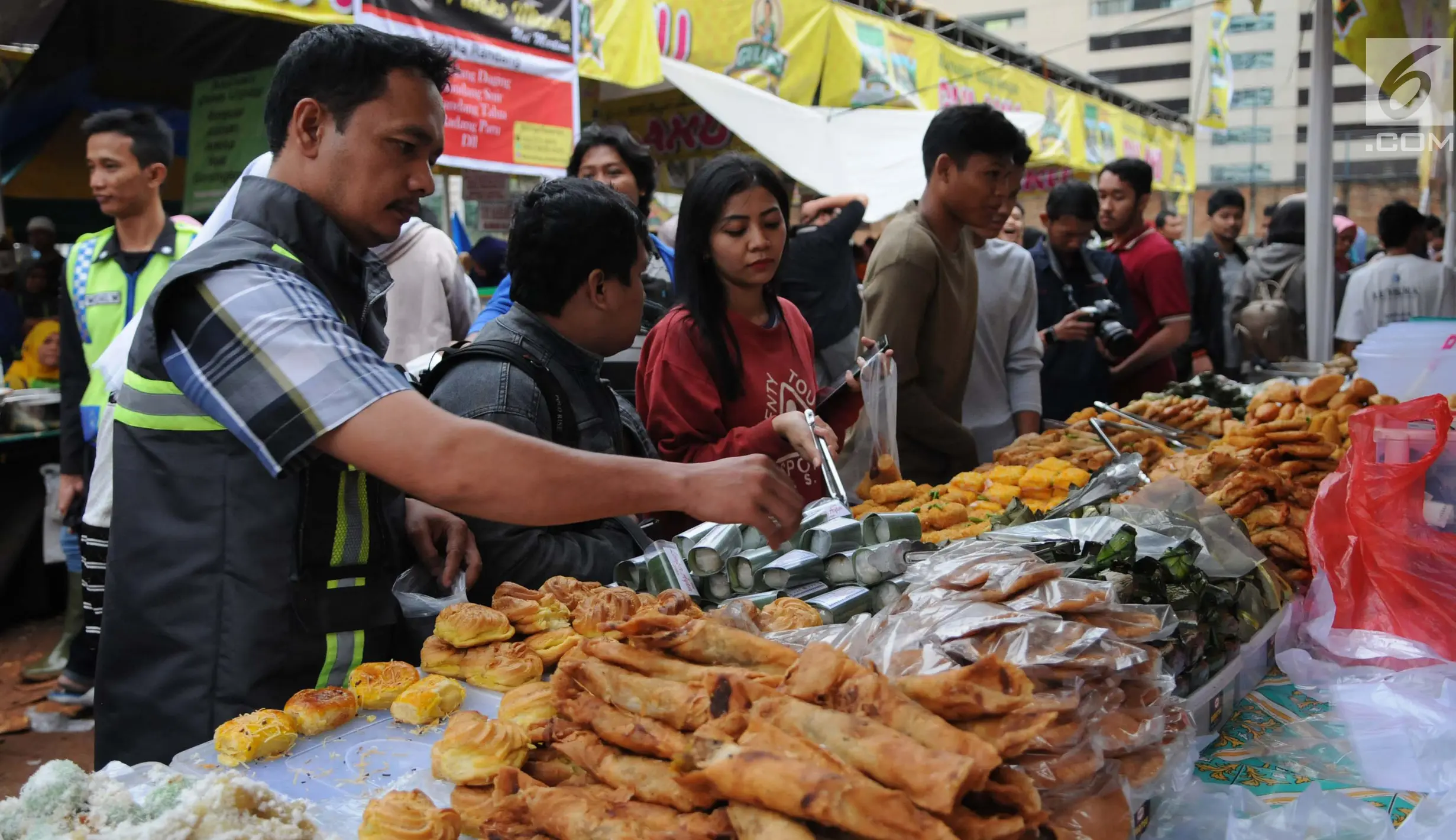 Pemandangan Baru Pasar Takjil di Kawasan Benhil - Foto Liputan6.com
