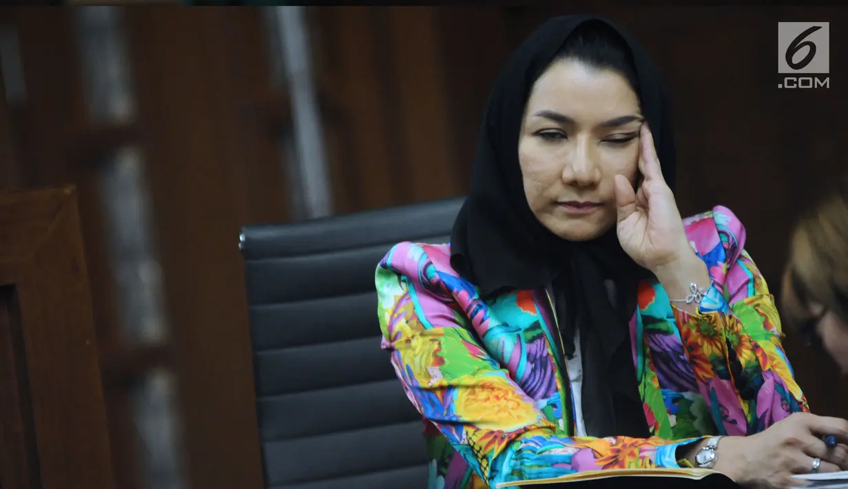 FOTO: Kenakan Blazer Bermotif, Bupati Rita Widyasari Jalani Sidang ...