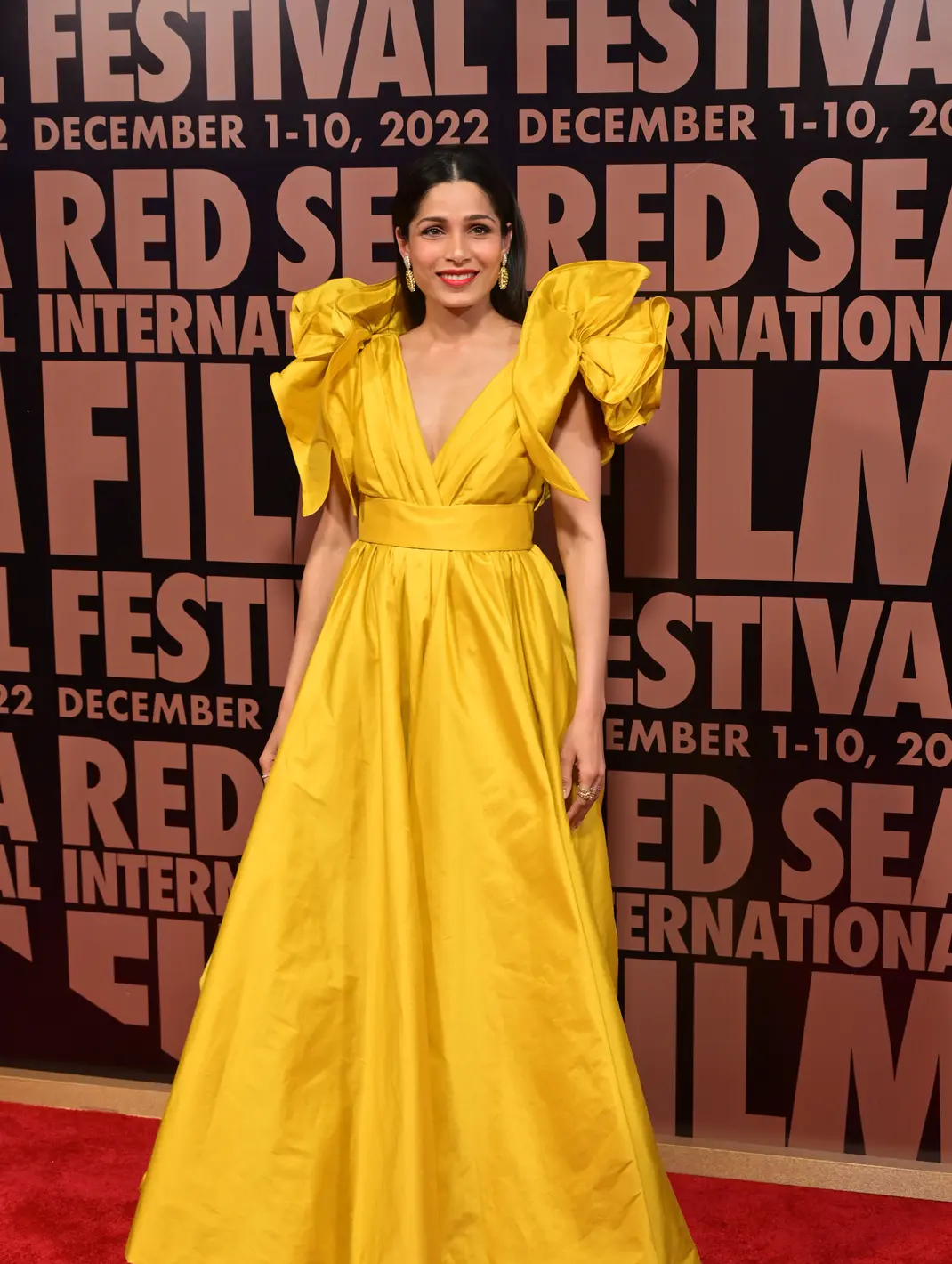 Potret Luna Maya Tampil Glamor di Red Carpet Red Sea Film Festival ...