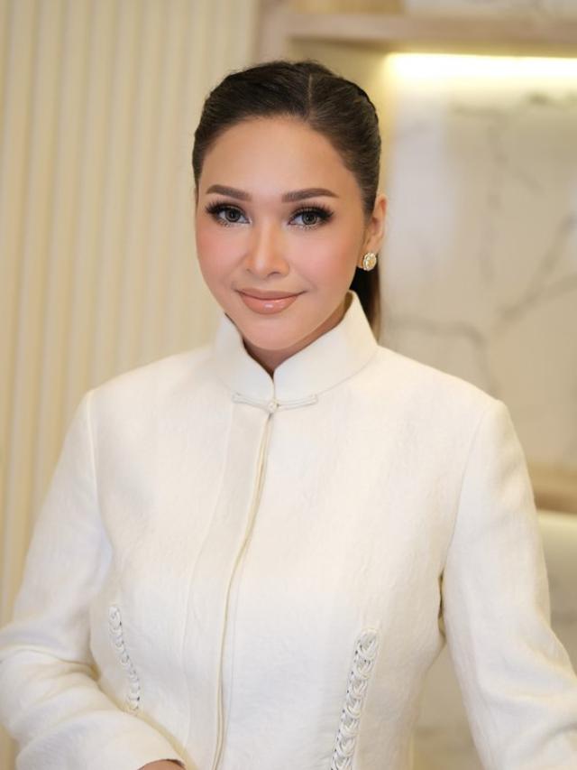 Potret Maia Estianty dengan Kebaya Modern Model Long Coat dan Jam Tangan Mewah, Tampil Penuh ...