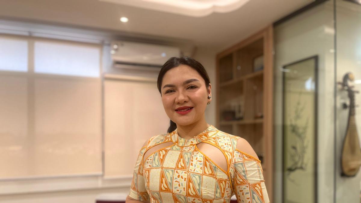 Vicky Shu Mempesona dengan Menyanyikan Lagu Mandarin dalam Acara Budaya ...
