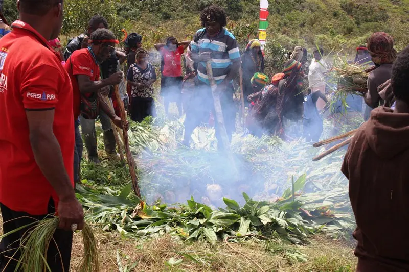 Menyaksikan Uniknya Upacara Bakar Batu di Tanah Papua - Lifestyle ...