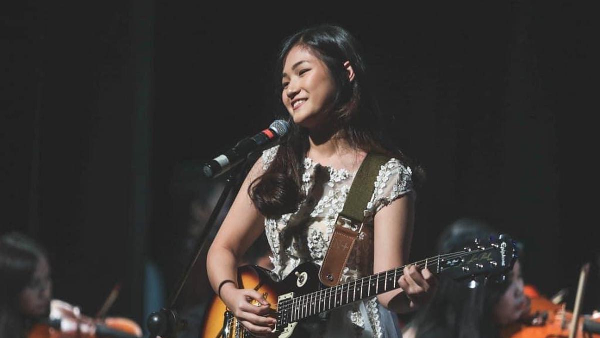 Lulus Cum Laude dari LSPR, Penyanyi Muda Nikki Thierry Kejar S2 ke Australia