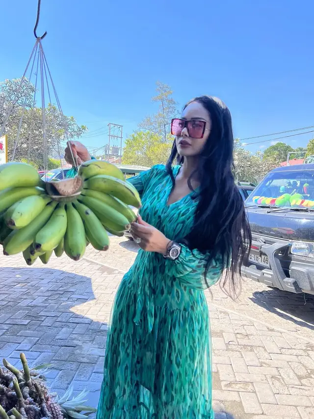 Gaya Kris Dayanti Pakai Dress Hijau di Pasar Timor Leste, Tampil Elegan ...