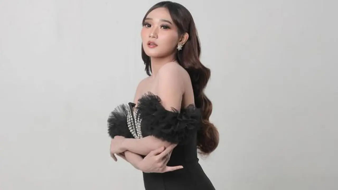 8 Potret Pedangdut Cantik Difarina Indra, Parasnya Sering Dibilang Mirip Livy Renata - Hot ...
