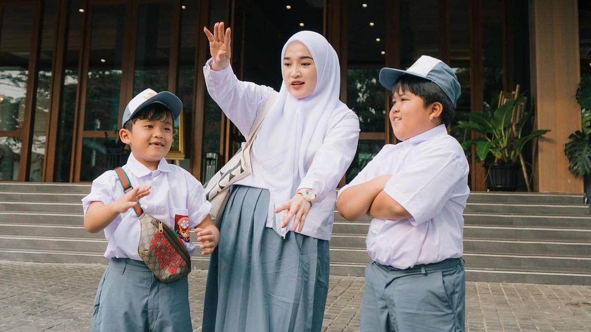 Disebut Masih Cocok, Potret Ririe Fairuz dan Anak Kompak Kenakan ...