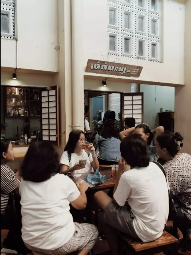 Bersantai Sambil Seruput Secangkir Pasar Gede di Kedai Teh dan Kopi ...