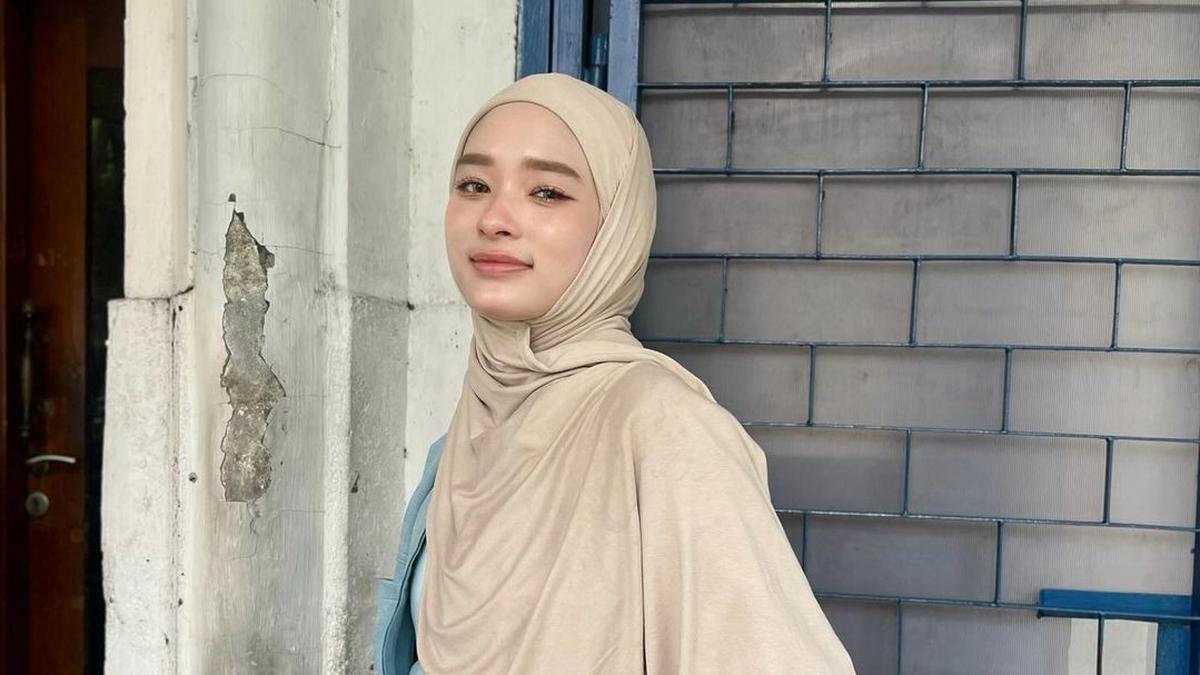 Selalu Pas dengan Gaya Hijabnya, Potret Memikat Inara Rusli dalam ...