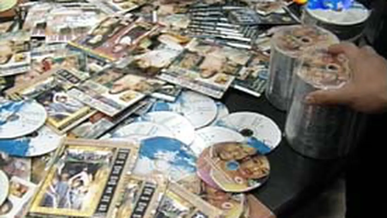 Ribuan VCD dan DVD Bajakan Disita - News Liputan6.com