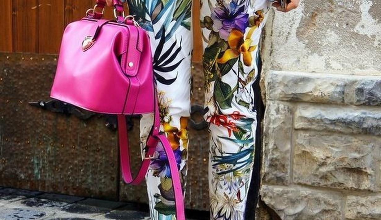 15 Gaya Seru Kenakan Celana Bunga-bunga Untuk Sehari-Hari - Photo ...