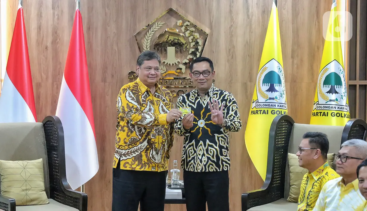Dipakaikan Jas Kuning, Ridwan Kamil Resmi Gabung ke Golkar - Foto Liputan6.com