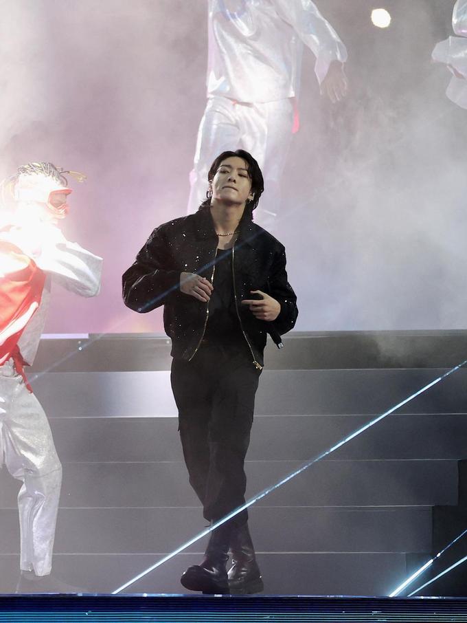 Jungkook BTS Buka FIFA World Cup Qatar 2022 dengan Jaket Versace ...