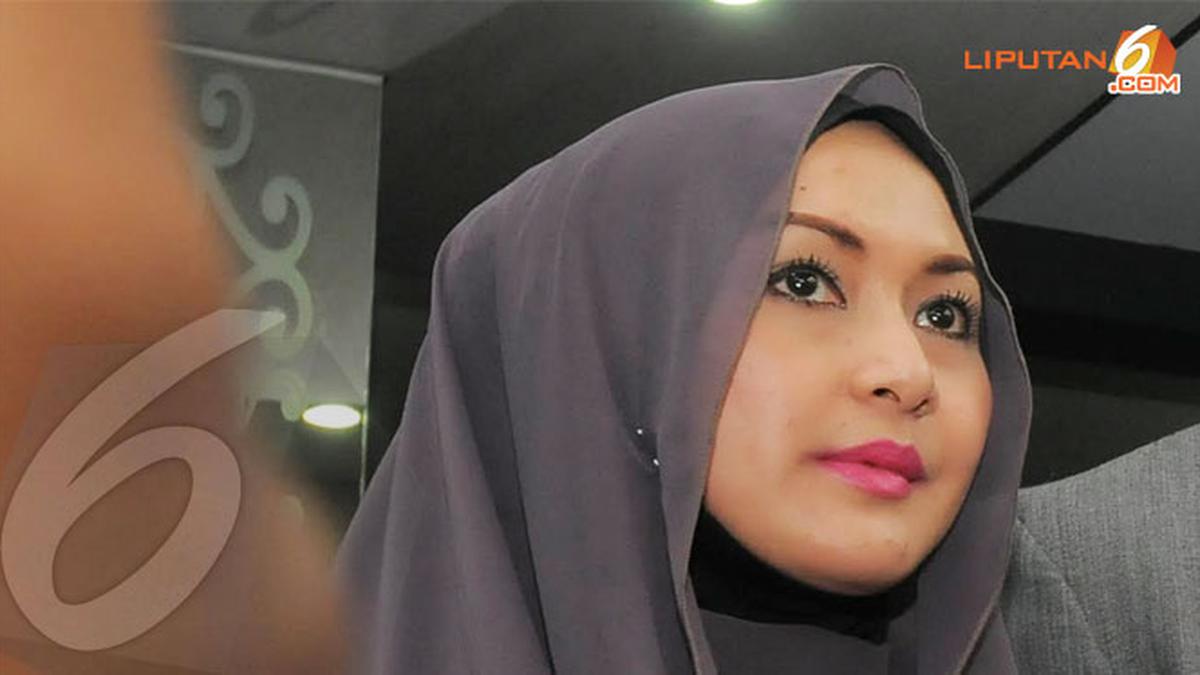 Tahun Baru, Eddies Adelia Ingin Segera Berkumpul dengan Suami - ShowBiz ...