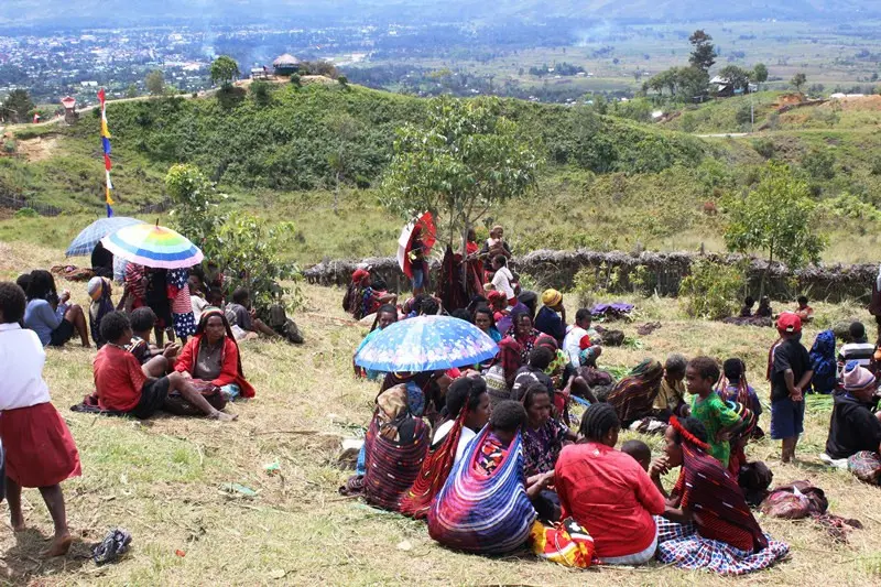 Menyaksikan Uniknya Upacara Bakar Batu di Tanah Papua - Lifestyle ...