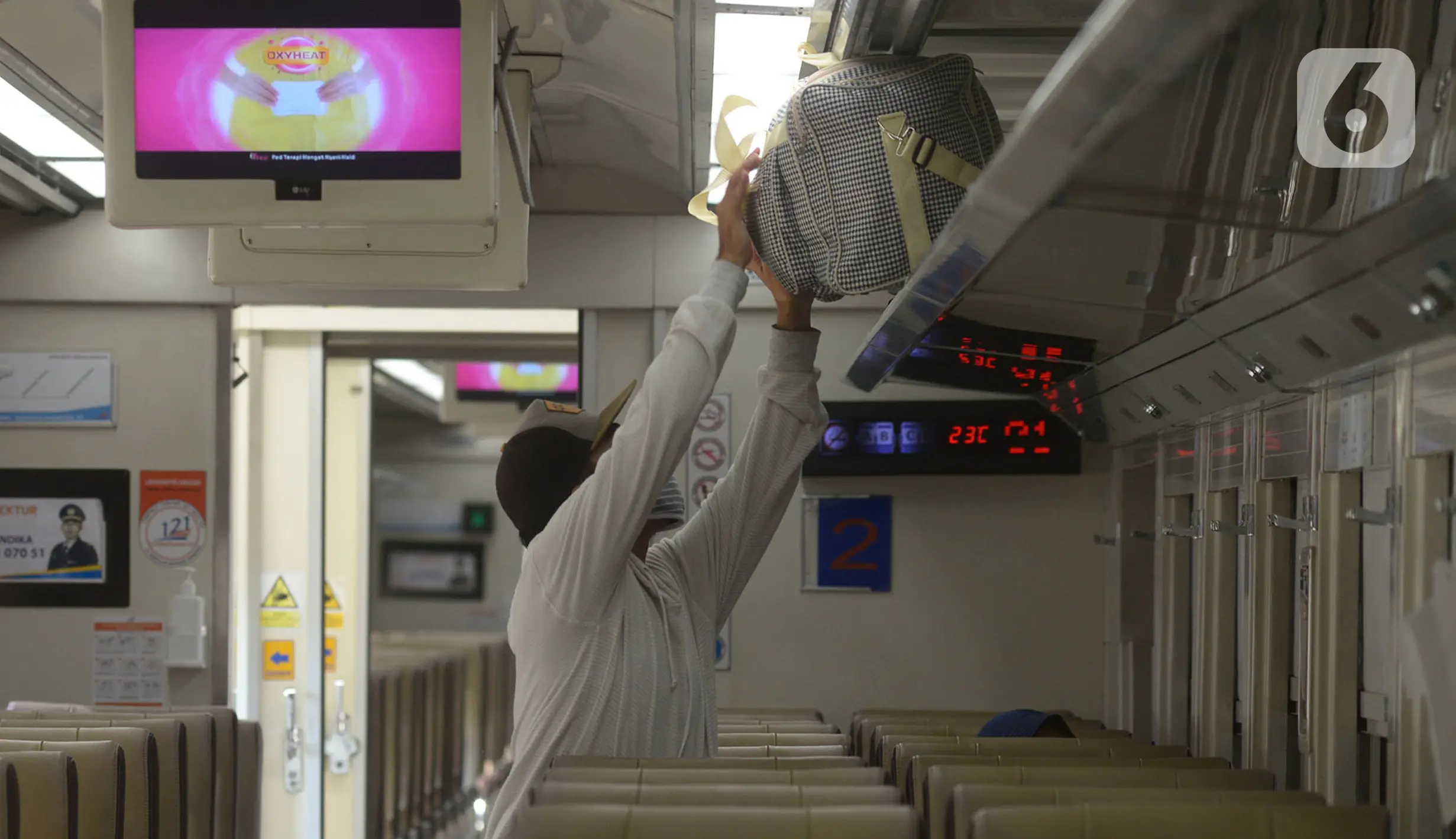 FOTO: Kereta Api Luar Biasa Mulai Beroperasi - Foto Liputan6.com