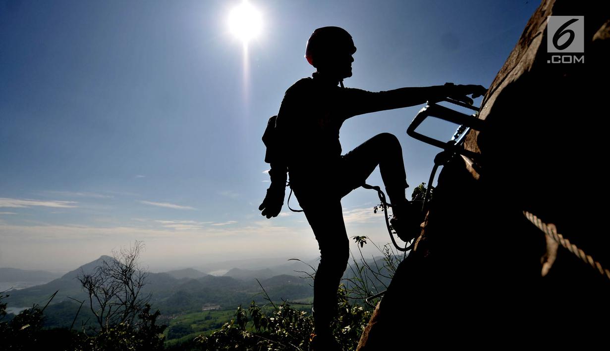 FOTO: Uji Adrenalin Menaklukkan Tebing Gunung Parang - Foto Liputan6.com